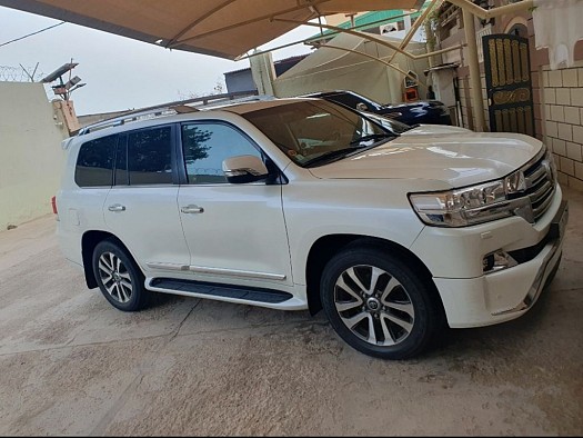 Voiture Toyota Land Cruiser V8 Couleur Blanche à Djibouti