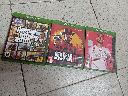 Lot de CD Xbox One en excellent état à Djibouti