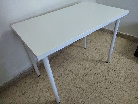 Table blanche 100x60cm, achetée neuve en septembre 2021 à Djibouti