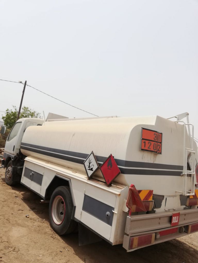 Camion citerne carburant Mitsubishi à Djibouti